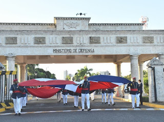 En la Plaza de la Bandera Ministerio de Defensa rinde tributo a ...